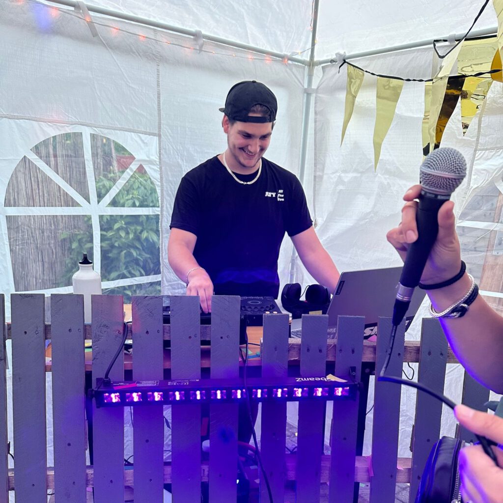 Maak je evenement onvergetelijk met DJ Justin in Lelystad
